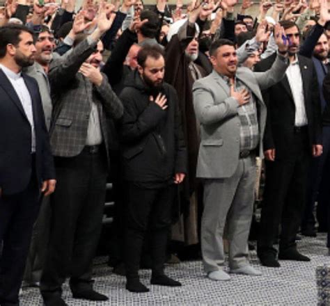 احترام خاص پسر حاج قاسم سلیمانی به رهبر انقلاب عکس