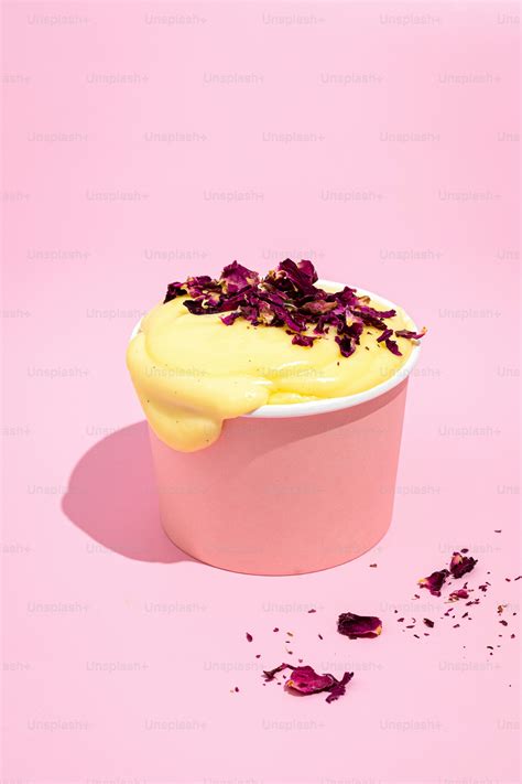 흰색 설탕 프로스팅과 보라색 꽃이 있는 컵케이크 사진 Unsplash의 분홍색 이미지