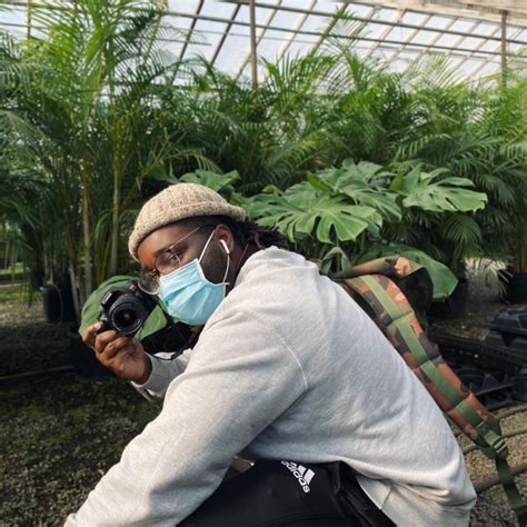 i know i m not the only one 👀 don t judge me… judge the plant of yours