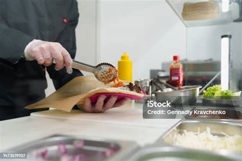 구운 고기 한국 당근 및 야채로 전통적인 그리스 피타 수블라키 요리를 준비하는 요리사 고기에 대한 스톡 사진 및 기타 이미지 고기 고기 요리 구운 치킨 Istock