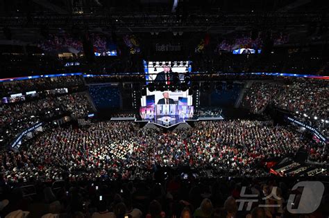 [포토] 트럼프 수락 연설 중인 전당대회 행사장 전경 뉴스1