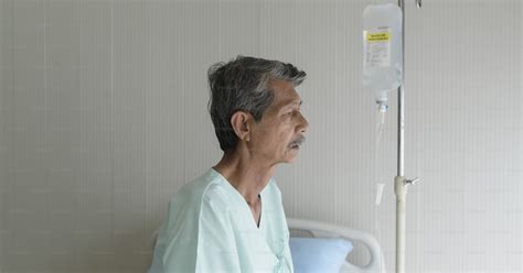 병원 의료 및 의료 개념에서 침대에 누워 있는 노인 환자의 초상화 사진 Unsplash의 아픈 사람 이미지