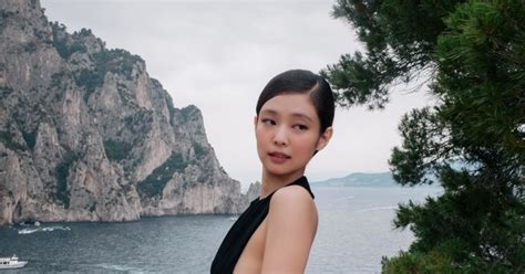 제니 사이드붑에 등까지 파격 노출 모델 데뷔 현장 공개