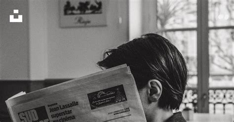 흰색 프린터 용지를 들고 있는 검은색 긴팔 셔츠를 입은 여자 사진 Unsplash의 무료 비아리츠 이미지