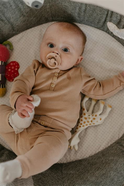 젖꼭지를 입에 물고 있는 아기 사진 Unsplash의 아기 이미지