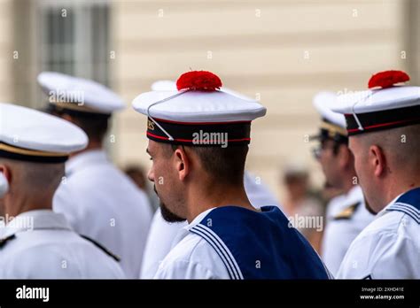 Les Marins Assistent à La Cérémonie Officielle De Prise De Commandement