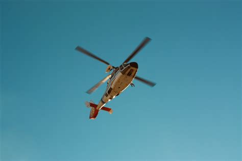 무료 이미지 나는 하늘 추진자 차량 항공기 회전익 헬리콥터 로터 비행기 여행 일반 항공 항공 우주 공학 항공 우주 제조업체 강청색 바람막이 유리