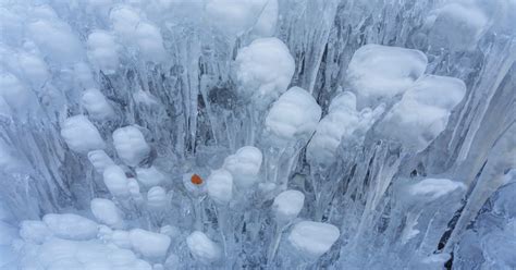 땅에서 자라는 얼음 뭉치 사진 Unsplash의 추상적인 이미지