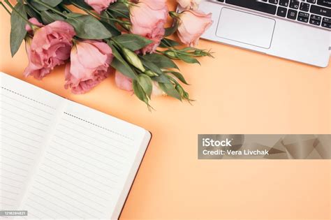 장식 여성의 노트북과 유스토마 꽃 상단보기의 프레임 흰색 배경에 플랫 레이 플로럴 배열 0명에 대한 스톡 사진 및 기타 이미지 0명 Kabuki 가루로 빻은 Istock