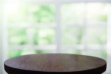 빈 나무 테이블과 창 룸 실내 장식 배경 제품 몽타주 디스플레이 디스플레이에 사용할 수 있습니다 또는 귀하의 제품을 몽타주 제품의 디스플레이 대 한 조롱 0명에 대한 스톡