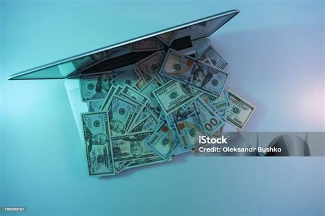 테이블과 배경에 색상 빛에 아름 다운 실버 노트북과 현금 달러 지폐 작업 밤 개념입니다 맨 위 보기 교육에 대한 스톡 사진 및 기타 이미지 Istock