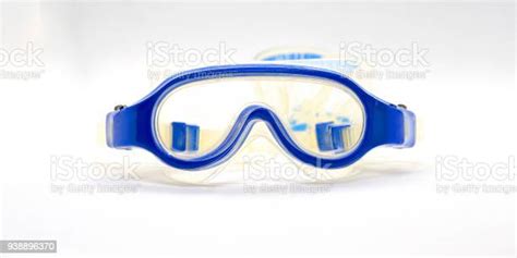 복사 텍스트 공간을 가진 고립 된 백색 배경에 아이 대 한 파란색 고무 반 플라스틱 투명 고글 0명에 대한 스톡 사진 및 기타 이미지 Istock
