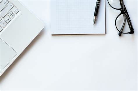 밝은 흰색 백라운드에 노트북 안경 펜 및 메모장이있는 작업장 공간을 복사합니다 닫습니다 맨 위 보기입니다 개념 비즈니스 0명에 대한 스톡 사진 및 기타 이미지 Istock