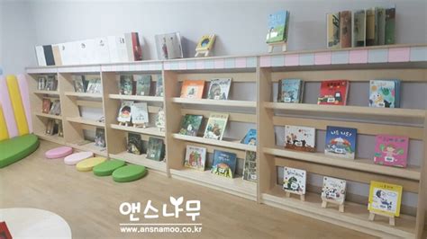 대평유치원현관도서환경구성 현관입구꾸미기 기둥나무패널작업 책진열대 유아쿠션매트 원형유아책상 유치원어린이집도서영역 도서책장 앤스나무 예쁜유치원도서관 나무문패명패 나무장식