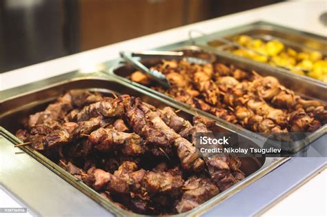 아름 답게 꾸며진 다른 메인 코스 뜨거운 음식 요리와 쌀 닭고기 양고기 야채 기업 파티 이벤트 또는 결혼식 축 하에 케밥으로 장식 케이터링 연회 테이블 0명에 대한 스톡