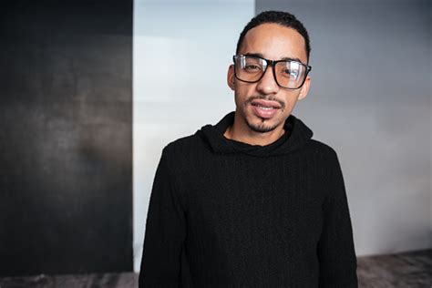 안경에 심각한 아프리카 계 미국인 젊은 남자의 클로즈업 20 29세에 대한 스톡 사진 및 기타 이미지 20 29세 긍정적인 감정 표현 남성 Istock