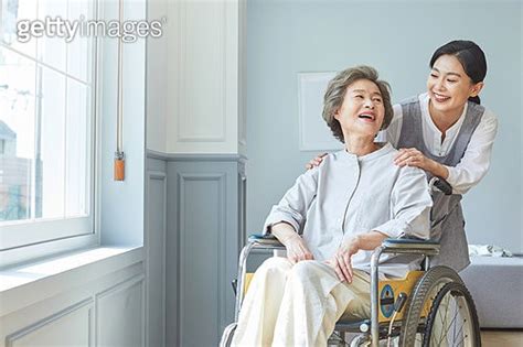 노인여자 성인여자 노인문제 요양원 양로원 간호조무사 간호사 간병인 의료계종사자 의료봉사 사회복지 미소 밝은표정 자원봉사자 역할 위로