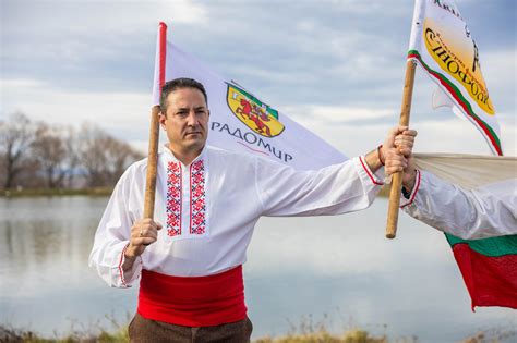 Треньорът на ФК Струмска слава извади кръста в Радомир кметът Кирил