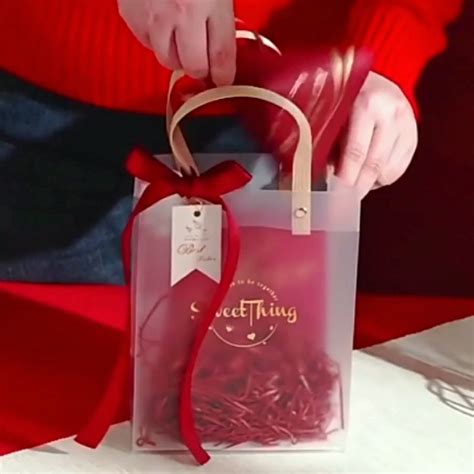 사용자 정의 2022 투명 Pvc 쇼핑 가방 포장 가방 선물 프로모션 핸들 Buy 플라스틱 토트 백명확한 선물 가방지우기 가방 투명 Pvc Product On