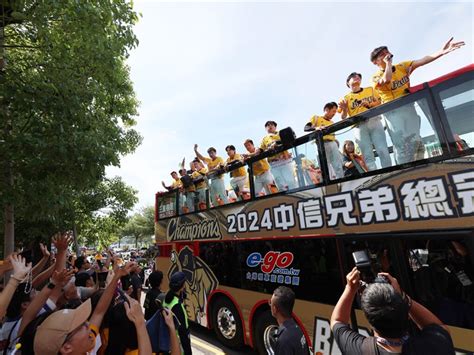 新聞 中信兄弟台中封王遊行出發 上千黃衫球迷助威 Baseball板 Disp Bbs