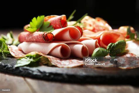 맛 있는 살라미 얇게 썬 햄 소시지 샐러드 및 채소로 만든 음식 트레이 선택 가능한 고기 플래터 0명에 대한 스톡 사진 및 기타