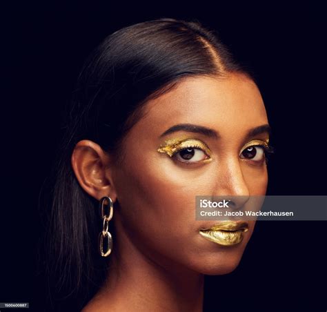 인도 여성 축제 메이크업 및 스튜디오 초상화는 검은 배경으로 아름다움 웰빙 및 축하를 제공합니다 모델 아시아 소녀 또는 얼굴 예술을 위한 금 립스틱 보석 및 화장품이 있는