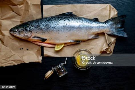 신선한 생 연어 빨간 물고기 검은 배경에 고립 플랫이 하다 상위 뷰 오메가 3 소스 고급 요리에 대한 스톡 사진 및 기타 이미지