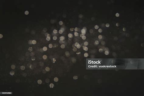 Bokeh 빛 배경입니다 휴일 빛나는 배경 막 별을 깜박이와 Defocused 배경입니다 흐리게 Bokeh입니다 0명에 대한 스톡 사진 및 기타 이미지 Istock