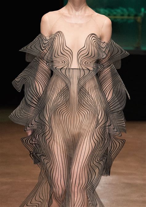 The Naked Runway The Most Outrageous Non Clothing Fashion Designs Artofit
