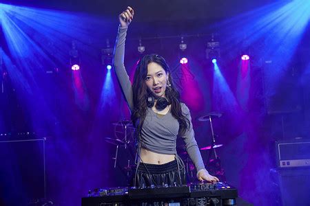 年轻夜店女dj演出高清图片下载 正版图片507695427 摄图网