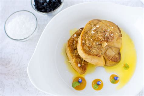 흰색 접시에 사과 소스와 함께 튀긴 거 위 간 푸아그라 좋은 음식 거위 새에 대한 스톡 사진 및 기타 이미지 거위 새 고기 굽기 Istock