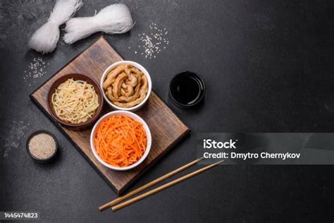 어두운 콘크리트 배경에 향신료와 허브를 곁들인 맛있는 매운 한국 당근 갈기갈기 찢어진에 대한 스톡 사진 및 기타 이미지 갈기갈기 찢어진 강판에 갈기 건강한 생활방식