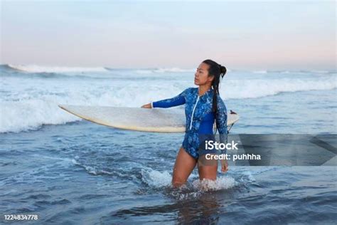 아름다운 서퍼 소녀 바다에 서 서핑 보드와 서핑 여자 갈색 머리 에 블루 잠수복 대기 파도 활동적인 라이프스타일을 위한 워터 스포츠 갈색 머리에 대한 스톡 사진 및 기타