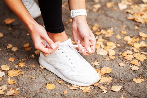 피트 니스 여자 러너 조임 신발 레이스 러너 여자 피트 실행 에 도로 클로즈업 에 신발 가냘픈에 대한 스톡 사진 및 기타 이미지 가냘픈 거리 도시 Istock