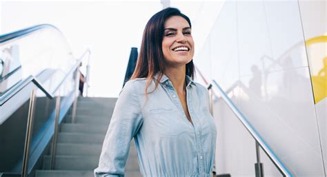 도시 설정 배경에 레저를 즐기는 쾌활한 갈색 머리 힙스터 소녀의 반 길이 초상화 데님 의류에서 행복한 여자는 거리에서 주말 야외에서 카메라를 재현보고 35 39세에 대한