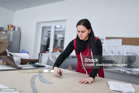 공장에서 마네킹을 위한 골판지를 자르는 여성 섬유 디자이너 집중 가위에 대한 스톡 사진 및 기타 이미지 가위 경영자 공예 Istock