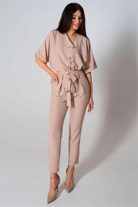 Женский летний брючный костюм бежевого цвета купить в интернет