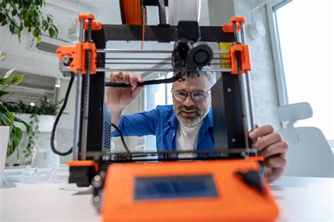 현대 3d 프린터 장비와 사무실에서 작업하는 사람 3차원 인쇄에 대한 스톡 사진 및 기타 이미지 3차원 인쇄 3차원 형태 45 49세 Istock