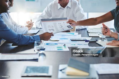 비즈니스 팀워크 손 서류 작업 및 계획 연례 보고서 연구 및 재정 예산 비전 회의 영업 분석 및 성장에 대한 통계 문서를 제공하는 회사 사람들 20 24세에 대한 스톡 사진