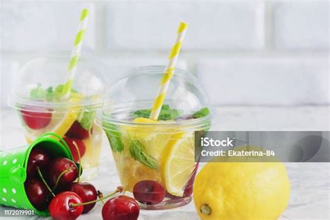 유기농 시트러스 베리 민트 잎을 곁들인 신선한 물 건강한 비건 음료 슬리밍 과 해독 개념 여름 레모네이드 클로즈업의 플라스틱 컵