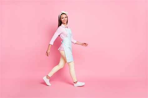 전체 길이 프로필 측면 사진 의 좋은 매력적인 콘텐츠 소녀 이동 워크 카피 스페이스 착용 좋은 모습 의상 위에 분홍색 색상 배경 갈색 머리에 대한 스톡 사진 및 기타 이미지