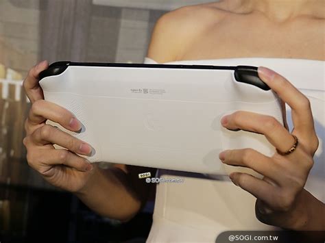 台哥大獨賣！logitech G Cloud羅技雲端遊戲掌機價格1萬2有找 Sogi 手機王