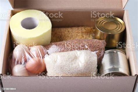 식품 공급 상자는 밝은 파란색 배경에 격리 격리 기간 동안 식품 재고를 위기 쌀 메밀 파스타 통조림 식품 화장지 계란 음식 배달