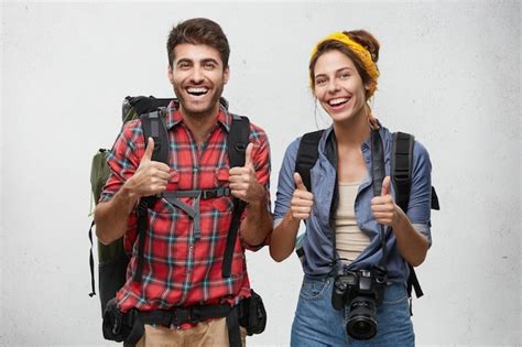 Casal De Jovens Turistas Com Equipamento Foto Gr Tis