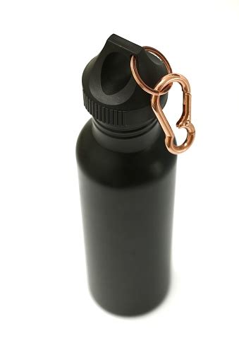 반복해서 재사용 할 수있는 검은 강철 보온병 마시는 물병을 닫습니다 복사 공간이있는 흰색에 격리 된 환경 친화적 인 보온병 환경 개념 0명에 대한 스톡 사진 및 기타 이미지