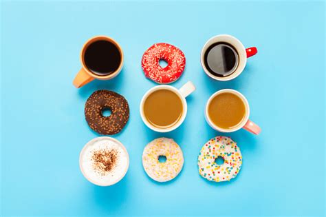 뜨거운 음료 커피 카푸치노 파란색 배경에 차와 맛있는 도넛과 컵 과자 빵집 패스트리 커피 숍 회의 친구 친절한 팀의 개념 플랫 레이 상단 보기 도넛에 대한 스톡 사진 및