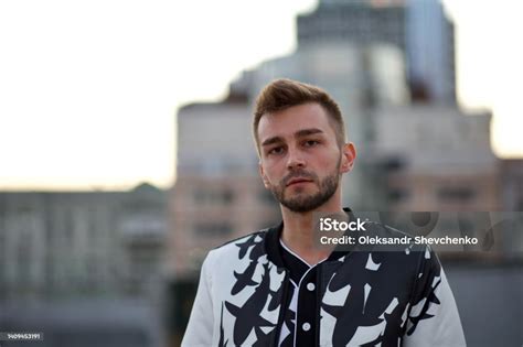 흰색과 검은 색 양복을 입은 잘 생긴 남자와 슬프고 시끄러운 표정 세련된 양복과 매혹적인 외모로 그루터기와 모델 헤어 스타일을