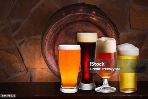 지하실 술집 또는 식당에서 맥주의 다양 한 안경의 설정 맥주 안경 백그라운드에 오래 된 맥주 배럴 및 벽돌 벽 맥주와 함께 정 Ale에 대한 스톡 사진 및 기타 이미지