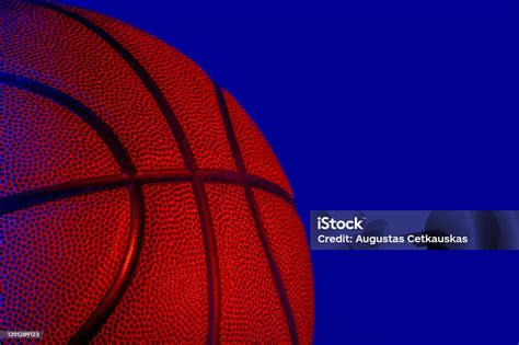 농구 공 텍스처 배경의 클로즈업 세부 사항입니다 블루 네온 배너 아트 컨셉 가죽에 대한 스톡 사진 및 기타 이미지 가죽 검은색 경쟁 Istock