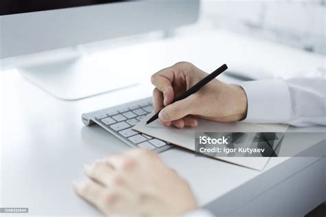 남자는 햇볕이 잘 드는 사무실 비즈니스 및 교육 개념에서 컴퓨터 키보드에 메모장에 펜으로 씁니다 클로즈업 추상적인에 대한 스톡 사진 및 기타 이미지 Istock
